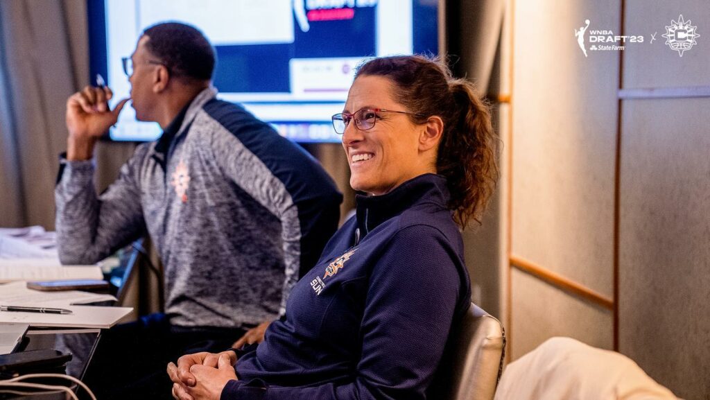 WNBA : Stephanie WHITE (Connecticut) élue Entraîneur de l'Année ...